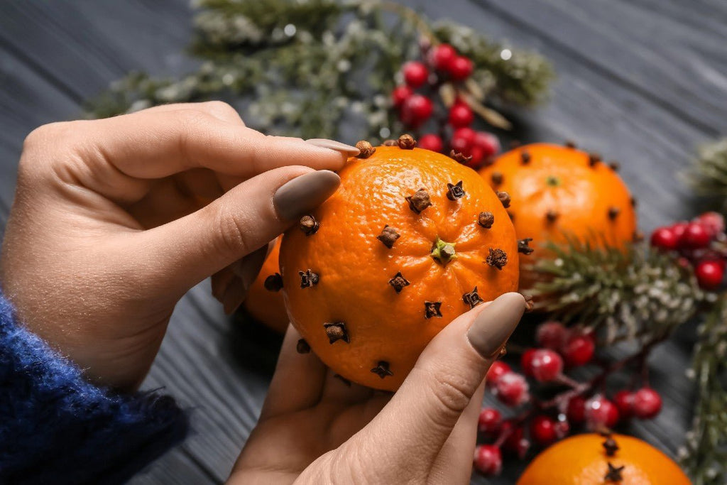 Crafting Holiday Pomanders: A Festive Tradition with Oranges and Clove ...